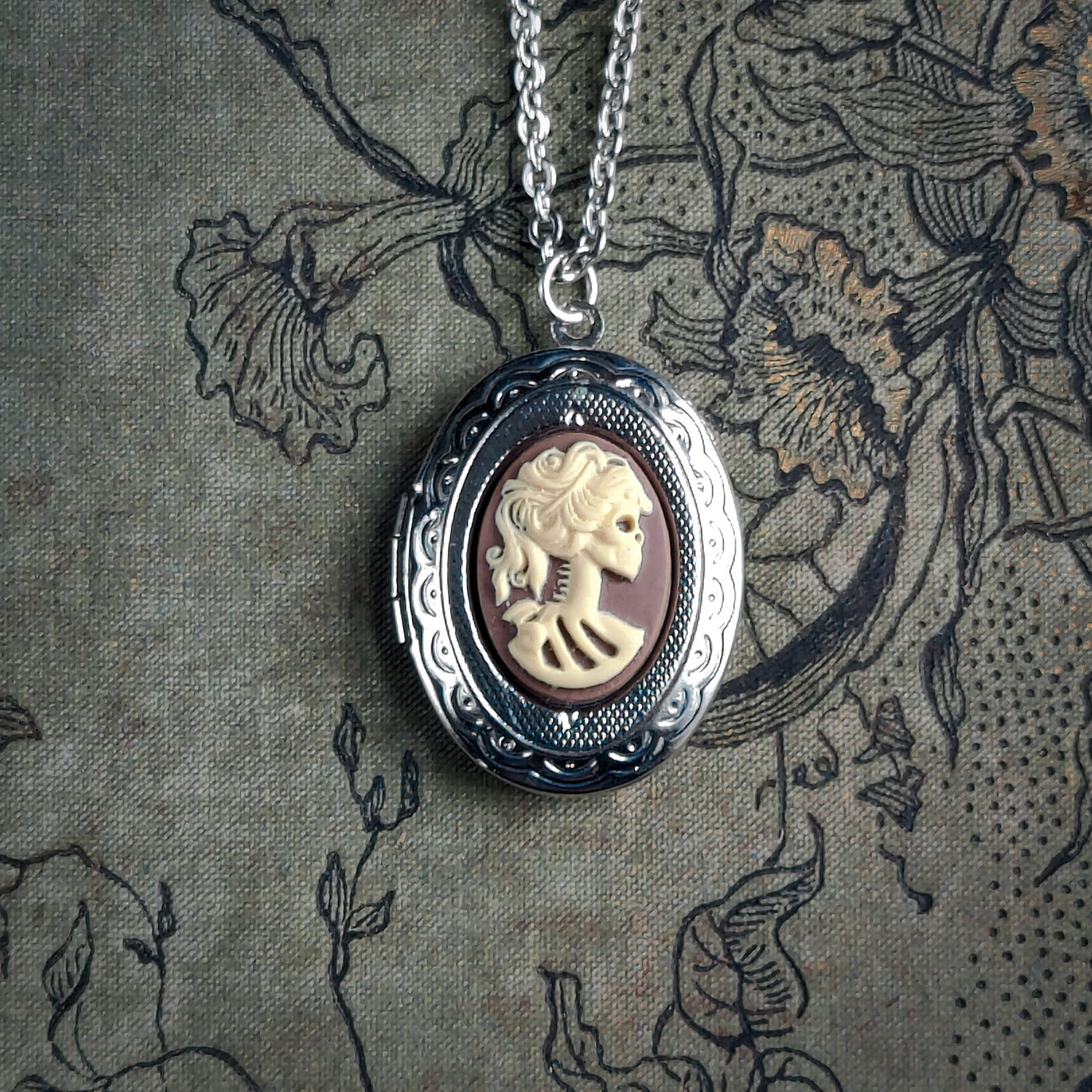 Skeleton Cameo Oval Locket – Ragtrader Vintage