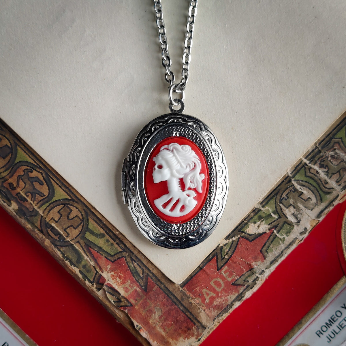 Skeleton Cameo Oval Locket – Ragtrader Vintage